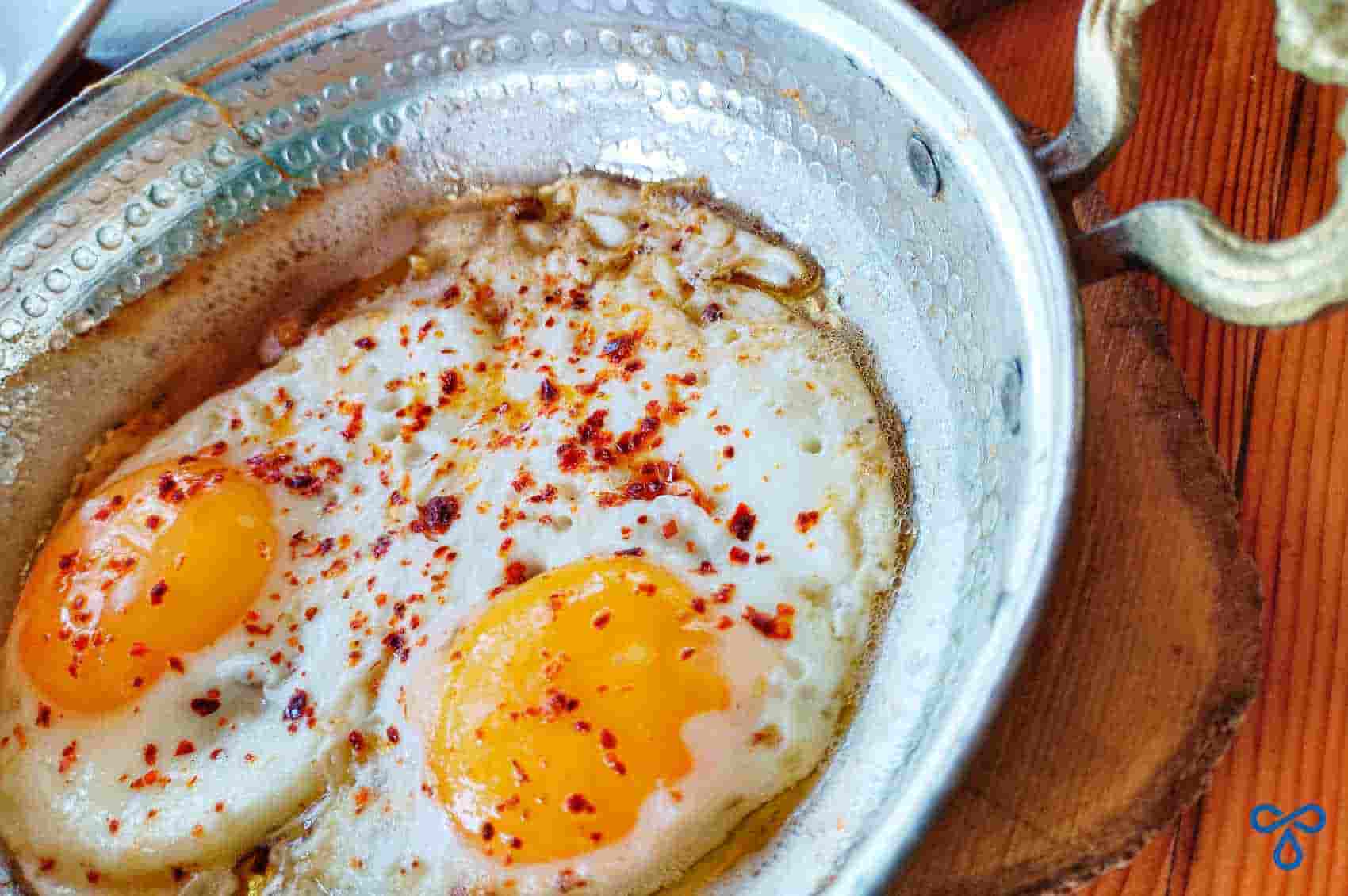 Turkish Fried Eggs Recipe - Sahanda Yumurta • Turkey's For Life