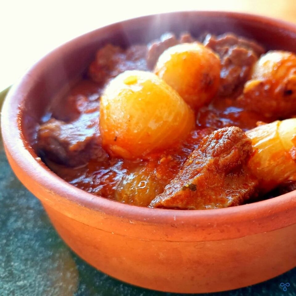 Etli Soğan Yahnisi - Turkish Pearl Onion & Beef Stew Recipe